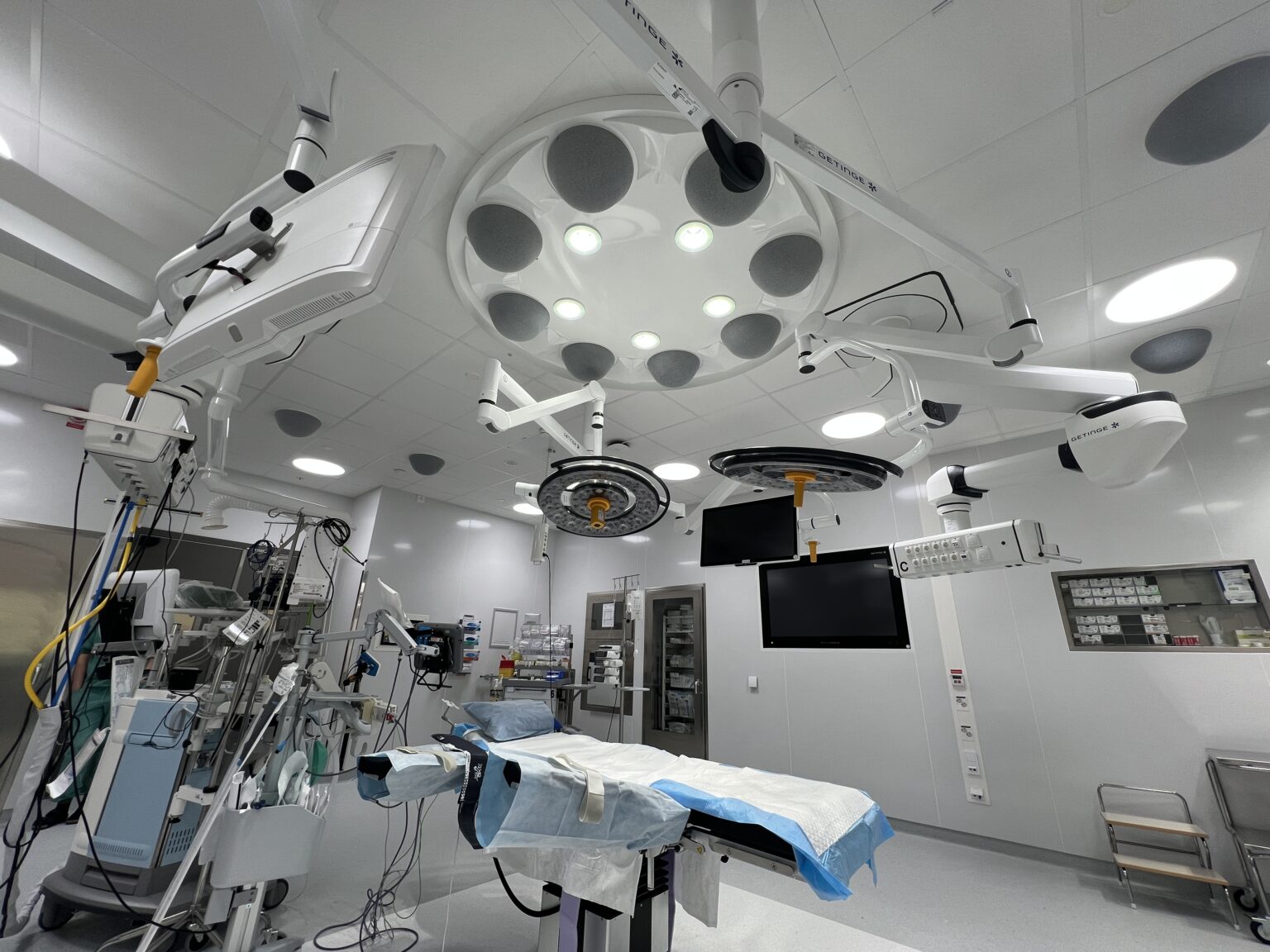 Ultra-clean air ventilation system for operating rooms