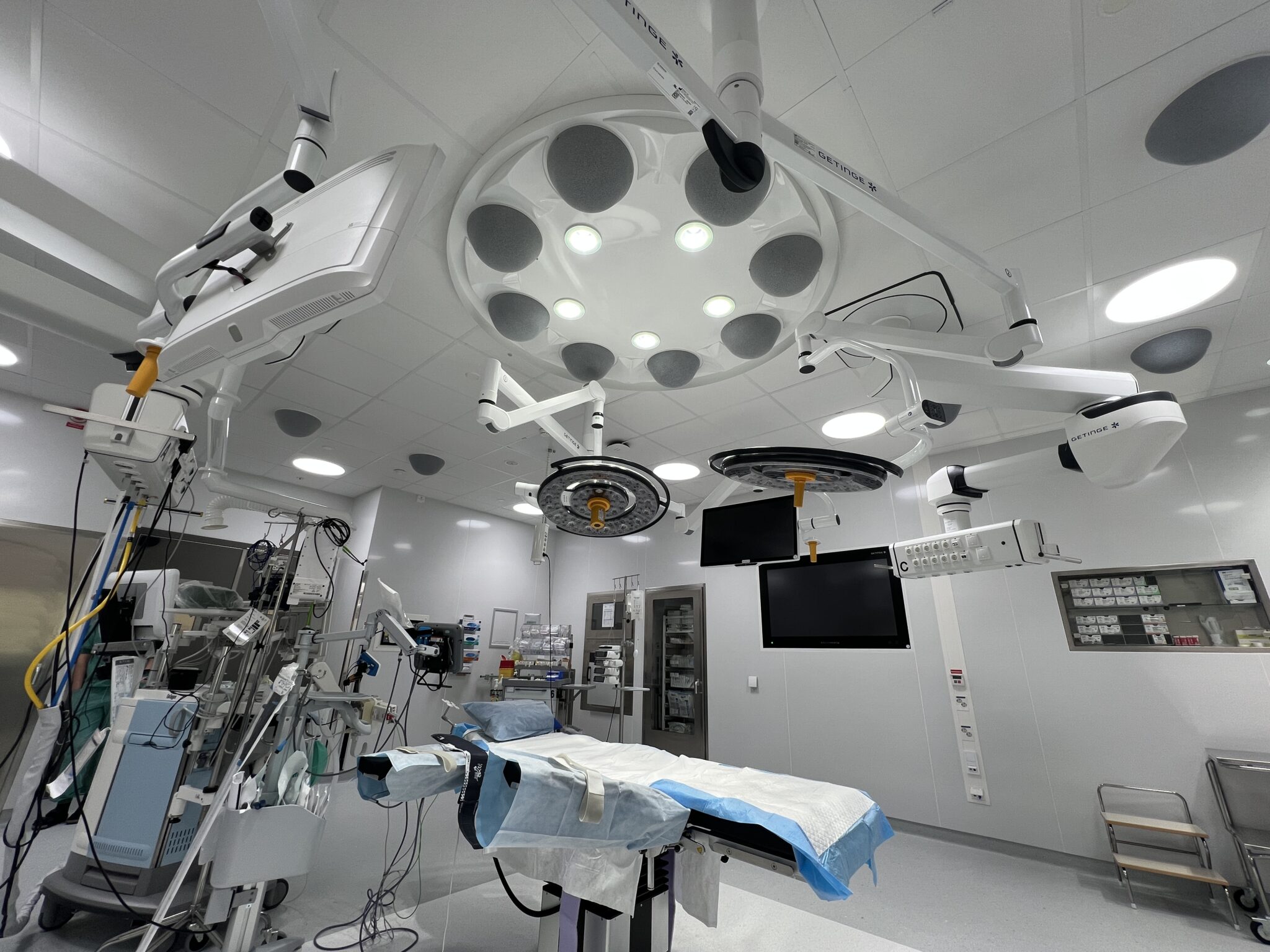 Ultra-clean air ventilation system for operating rooms